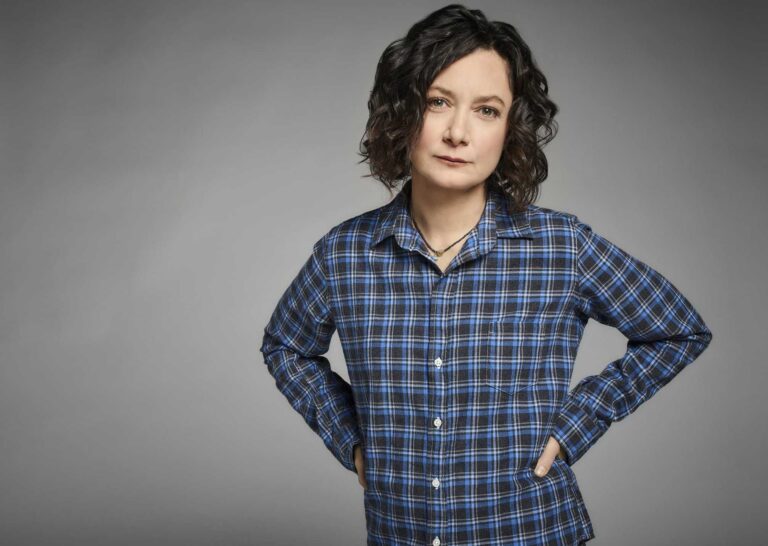 Sara Gilbert Biography - Short Biography